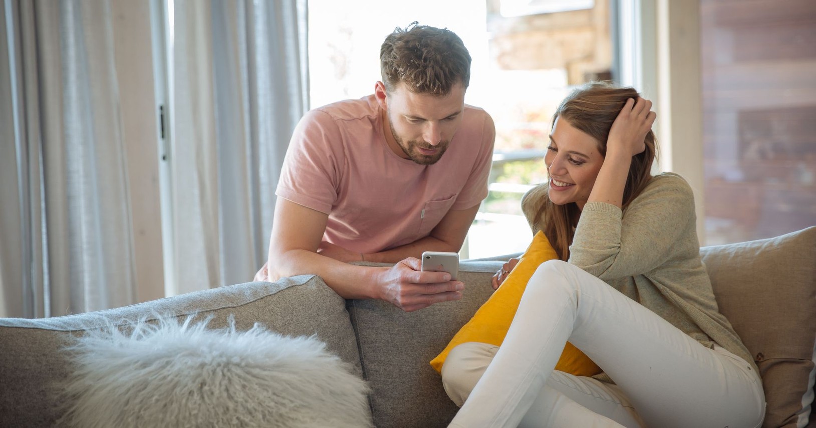 GLYDEA ULTRA 60e RTS the new, premium, ultra-quiet curtain motor | Somfy